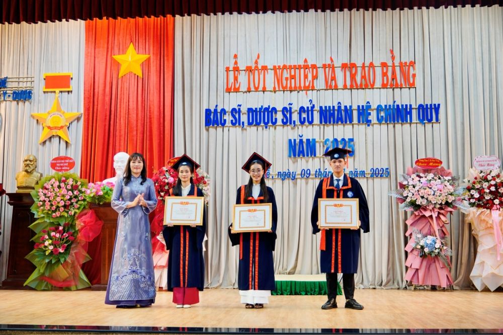 Hoạt động Hue-UMP | Lễ tốt nghiệp và trao bằng bác sĩ, dược sĩ, cử nhân hệ chính quy năm học ...